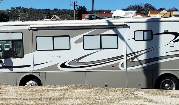 RV gets stuck under railroad undercrossing - Paso Robles Daily News