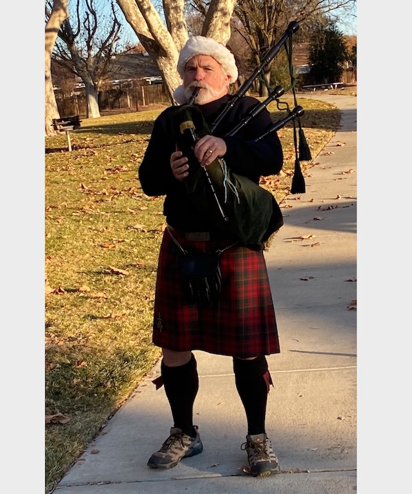 Ed Gallagher shares holiday music on bagpipes - Paso Robles Daily News